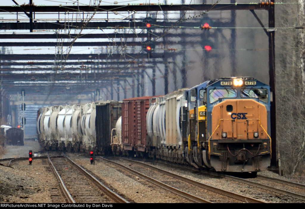CSX SD70AC 4778 leads Q439-12